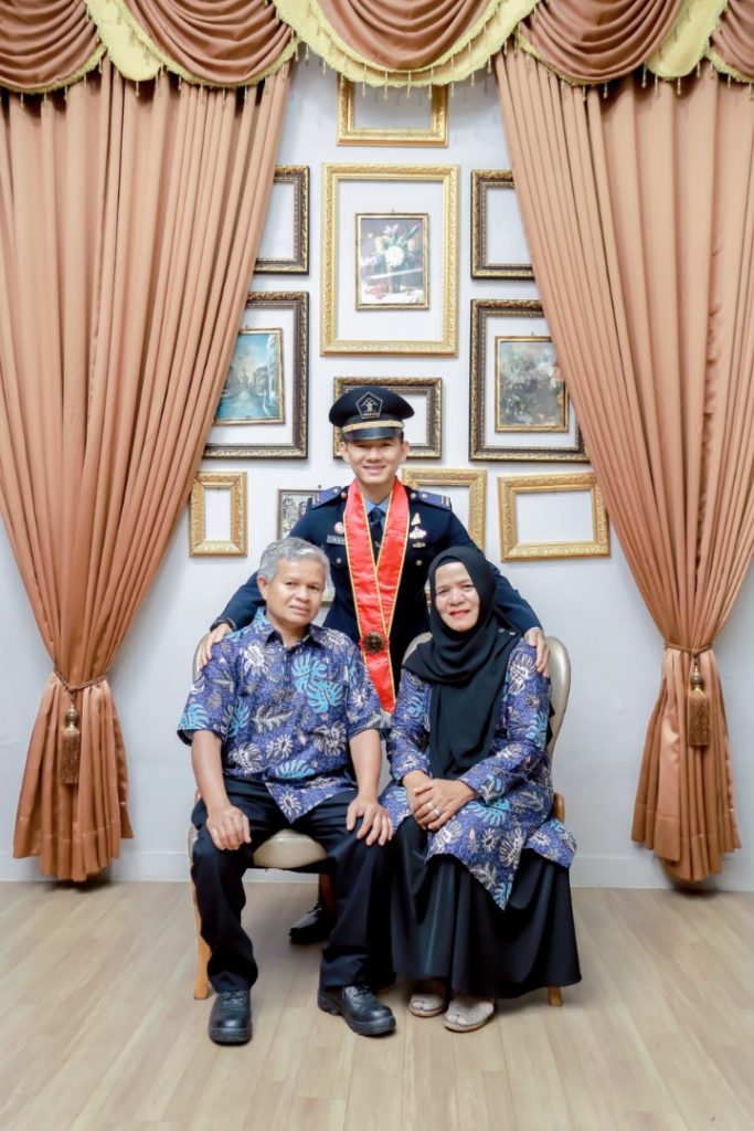 Lulusan Terbaik Poltekip Rafi Rizaldi: Bangga Nama Orang Tua Disebut di ...